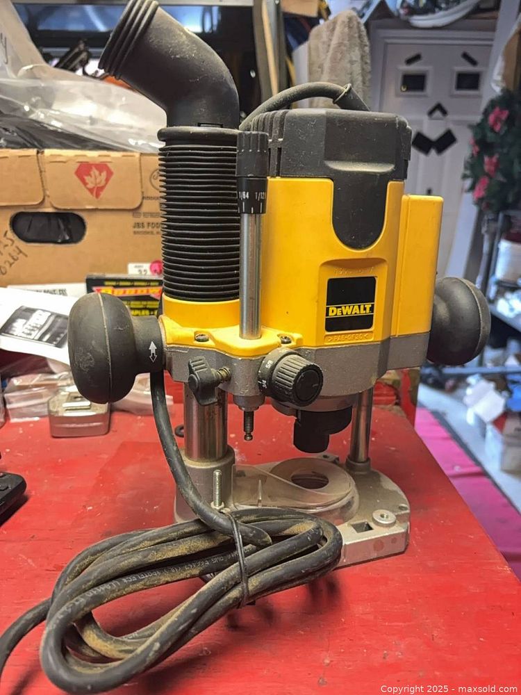DeWALT DW621 Type 1 2 HP plunge router | Maxsold