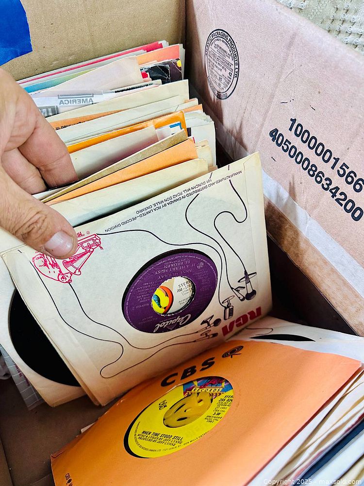 Box of vintage 1960s-1980s 45 rpm records | Maxsold