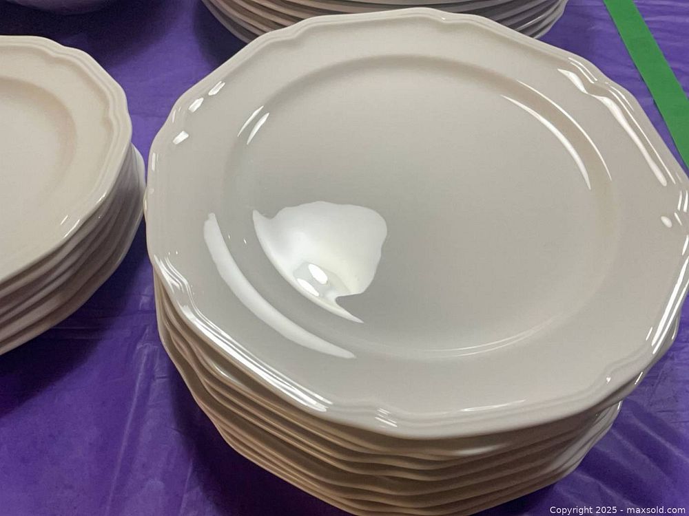 Mikasa Ultima+ HK 400 Antique White 42-Piece China Service | Maxsold