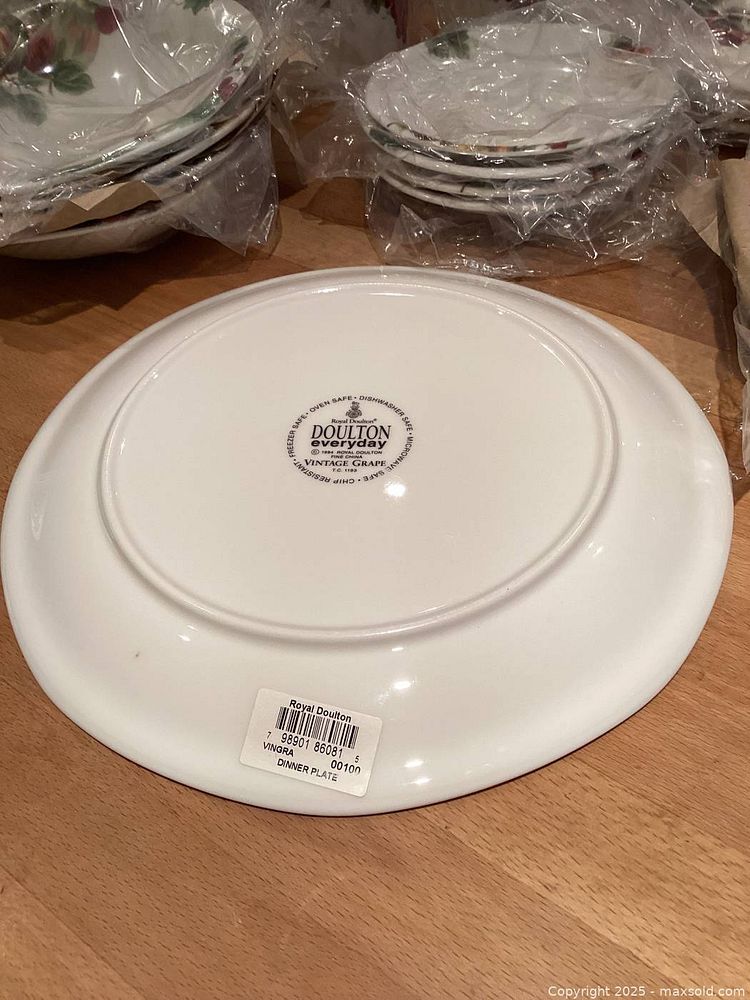 Royal Doulton Vintage Grape 20-Piece Dinnerware Set | Maxsold