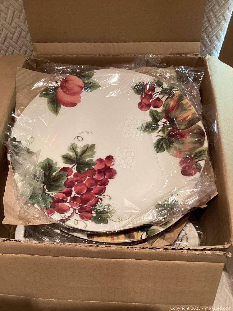 Royal Doulton Vintage Grape 20-Piece Dinnerware Set | Maxsold