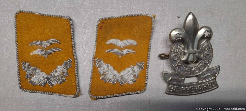 Aircraft info cards, military insignia, pin, shoulder board | Maxsold