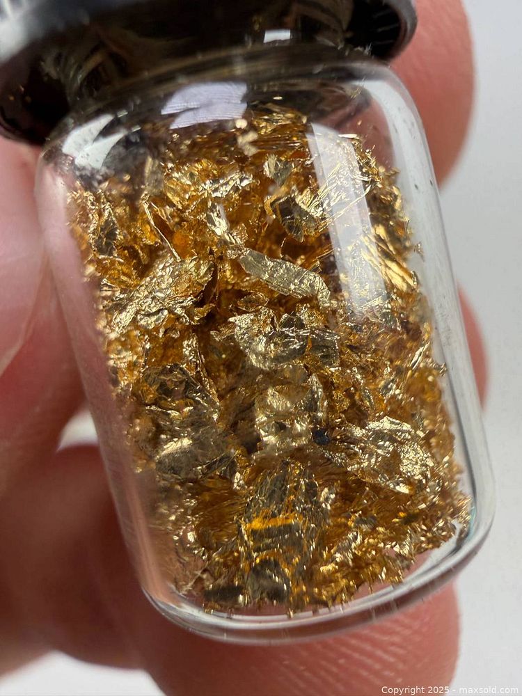 24k gold flakes in glass vial 3 g | Maxsold
