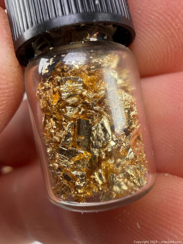 24k gold flakes in glass vial 3 g | Maxsold