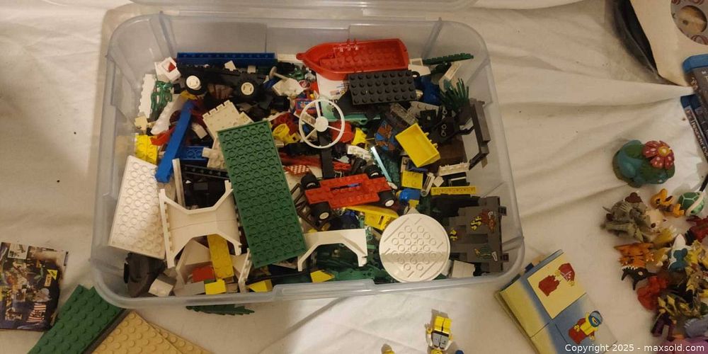 Mixed LEGO System Bricks Lot with 10+ Minifigures | Toronto (Ontario ...