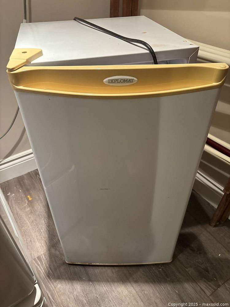 Diplomat White Mini Bar Refrigerator - Electric | Cornwall (Ontario ...
