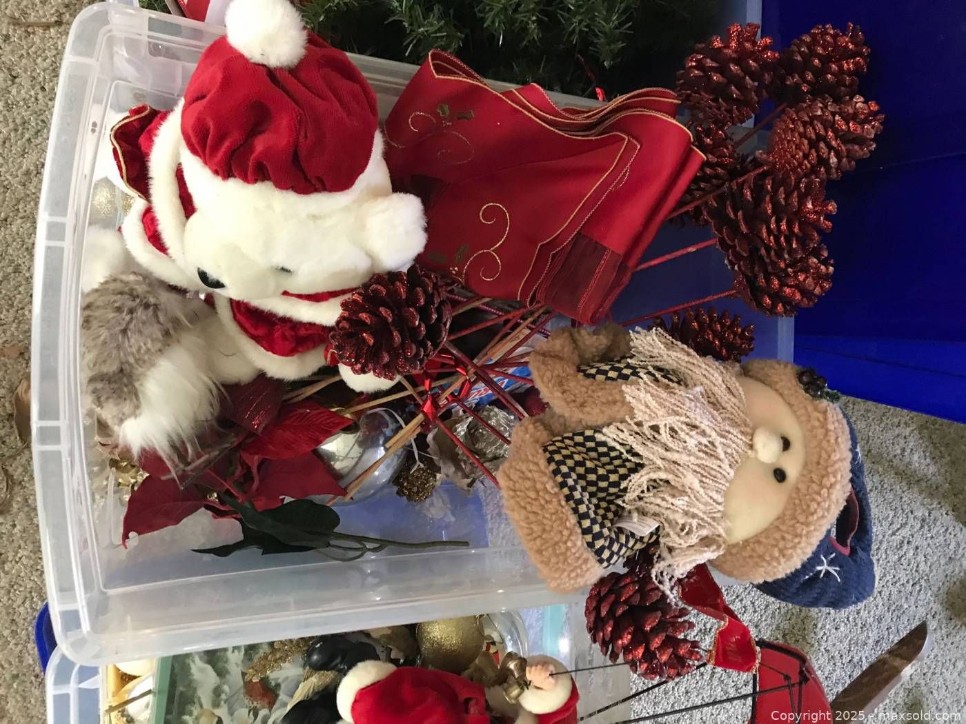 Assorted Christmas and holiday decorations | Maxsold