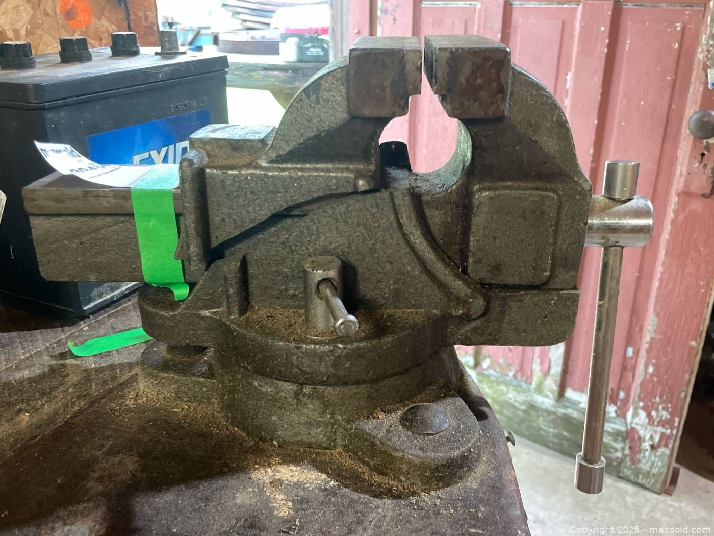 Heavy-duty swivel bench vise | Maxsold
