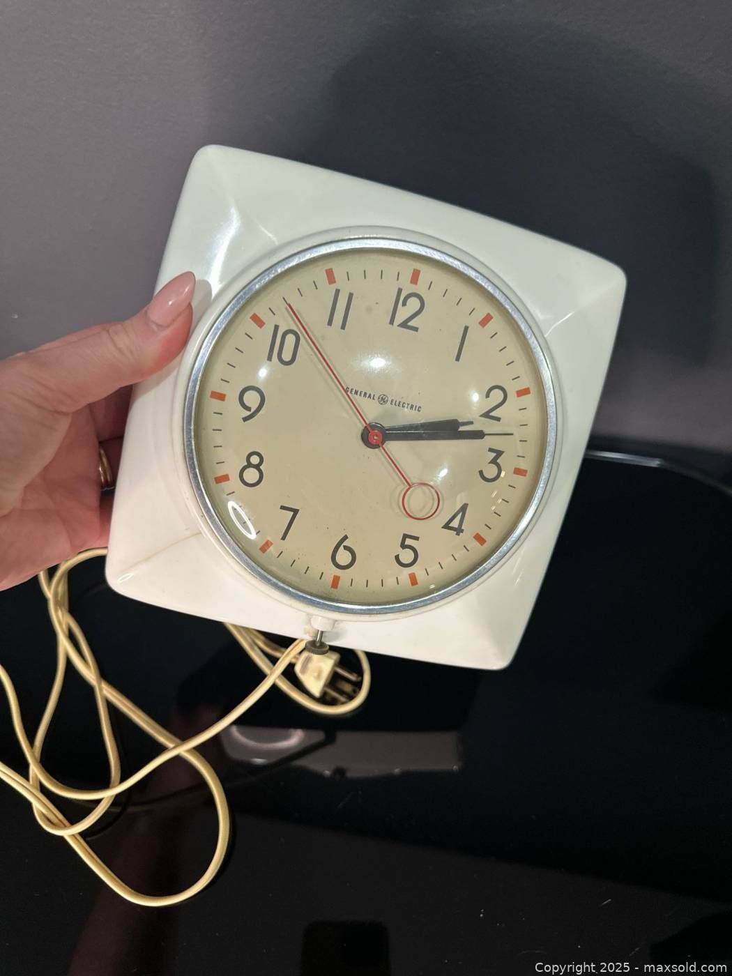 Vintage GE electric wall clock | Maxsold