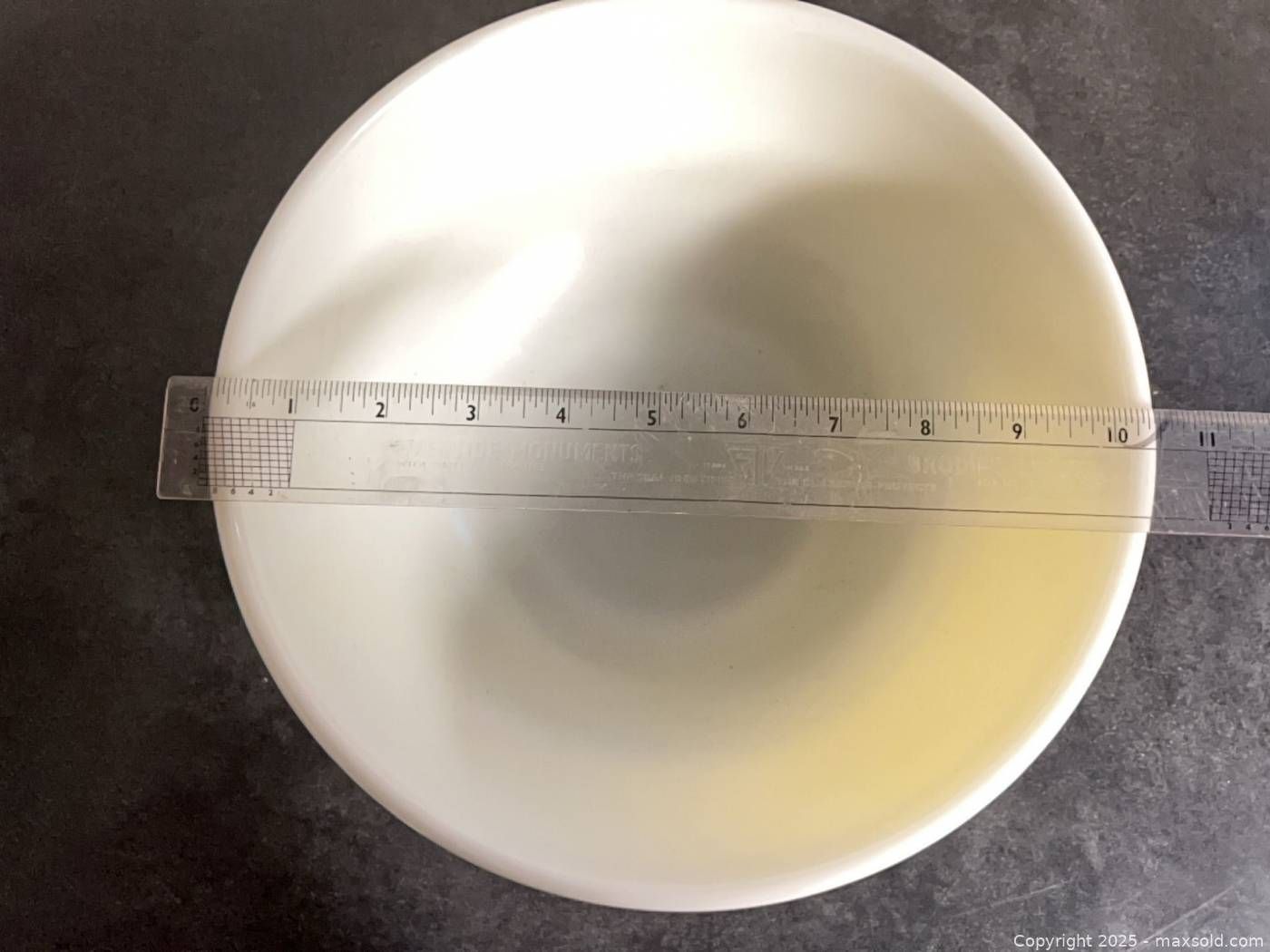 Vintage yellow Pyrex mixing bowl | Maxsold
