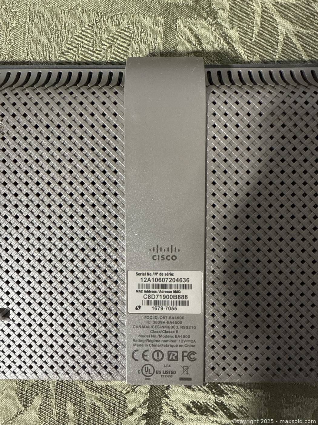 Cisco EA4500 dual-band N900 router with power adapter and three ...