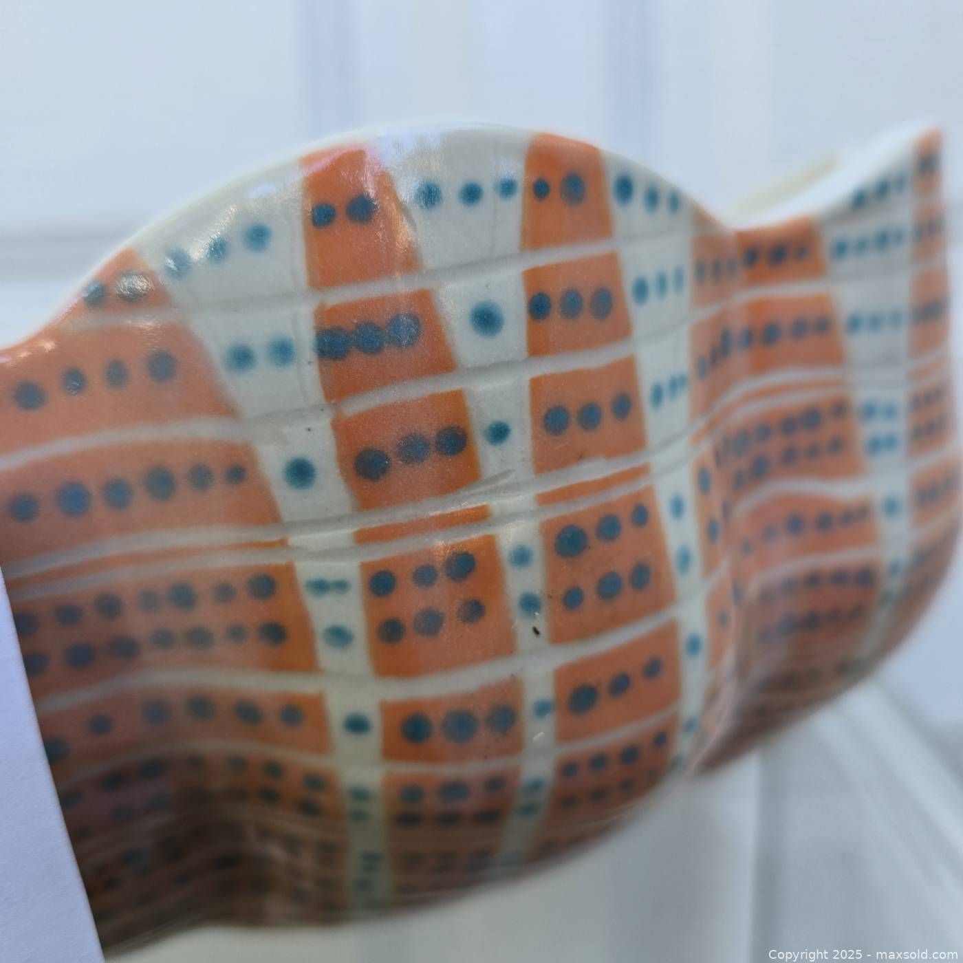 Handmade ceramic wavy seashell vanity sink | Maxsold