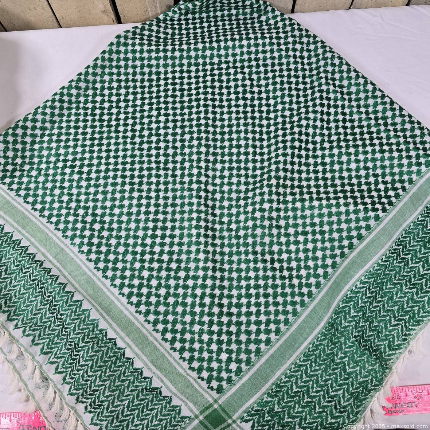 Green and white keffiyeh scarf | Maxsold