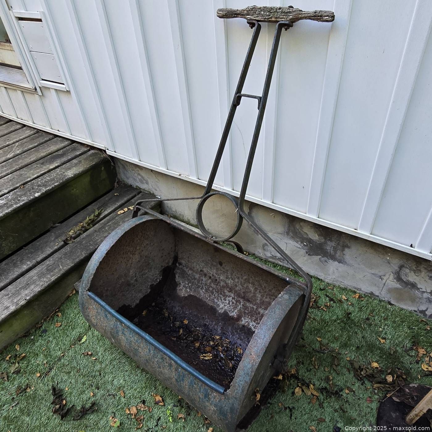 Metal garden décor 11-piece lot | Maxsold