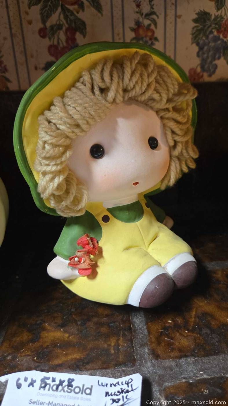 Holly Hobbie spinning music box | Maxsold