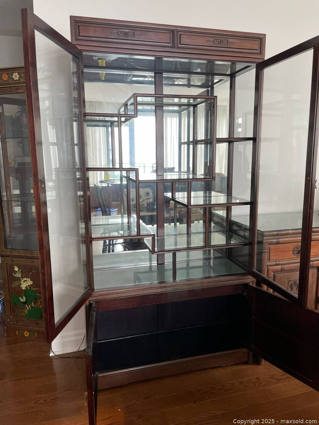 Chinese-style lighted display cabinet | Maxsold