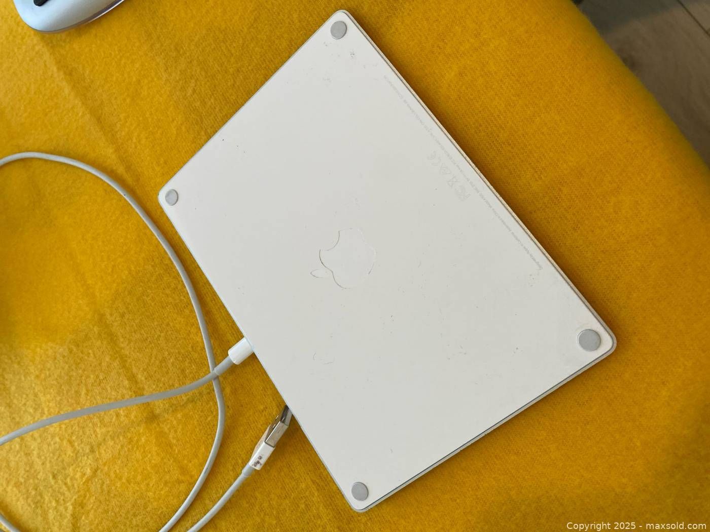 Apple Magic Trackpad Apple Mouse Earbuds And Cables | Maxsold