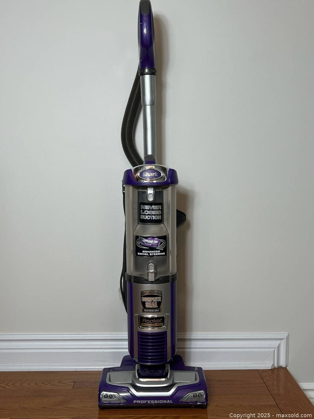 Shark Rocket vacuum cleaner | Maxsold