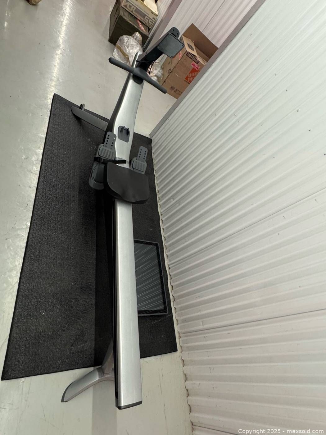 Hydrow Connected Rowing Machine with 22” HD Touchscreen & Floor Mat ...