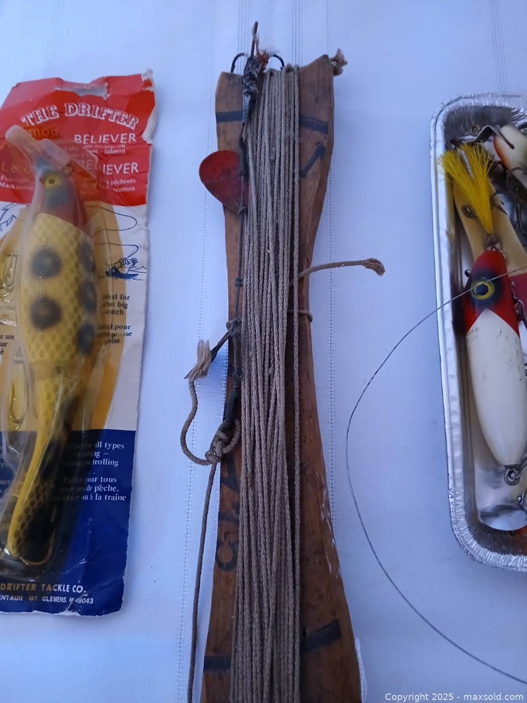 Vintage fishing lures & wooden handline | Maxsold
