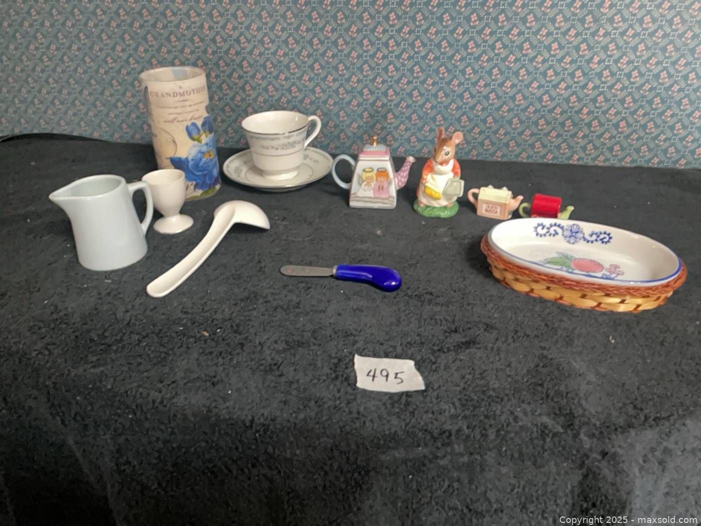 Assorted ceramic and kitchen decor | Maxsold