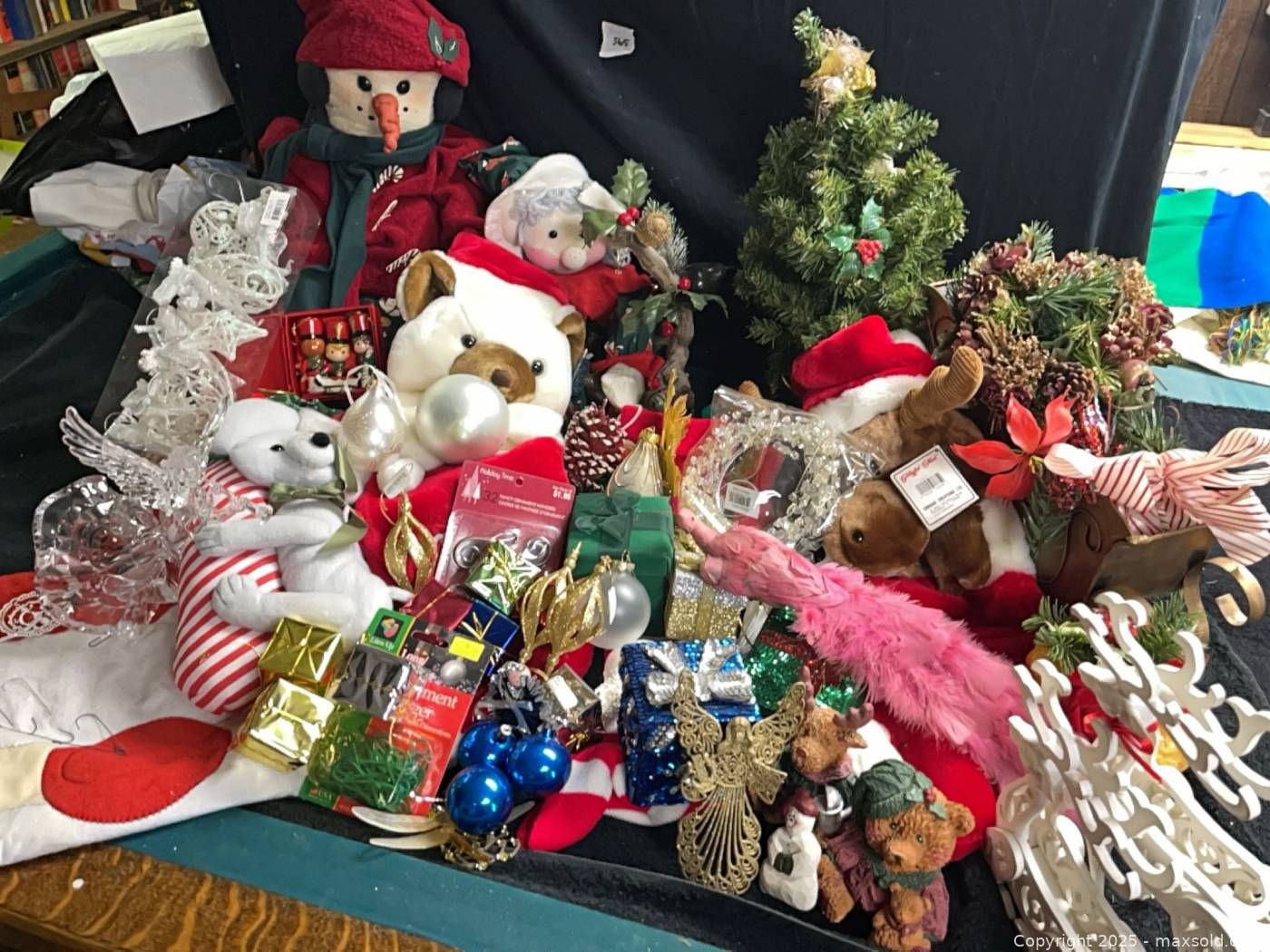 Large mixed lot Christmas decorations 50-70 items | Maxsold