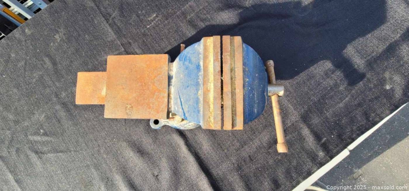 ITHOTECH swivel bench vise | Maxsold