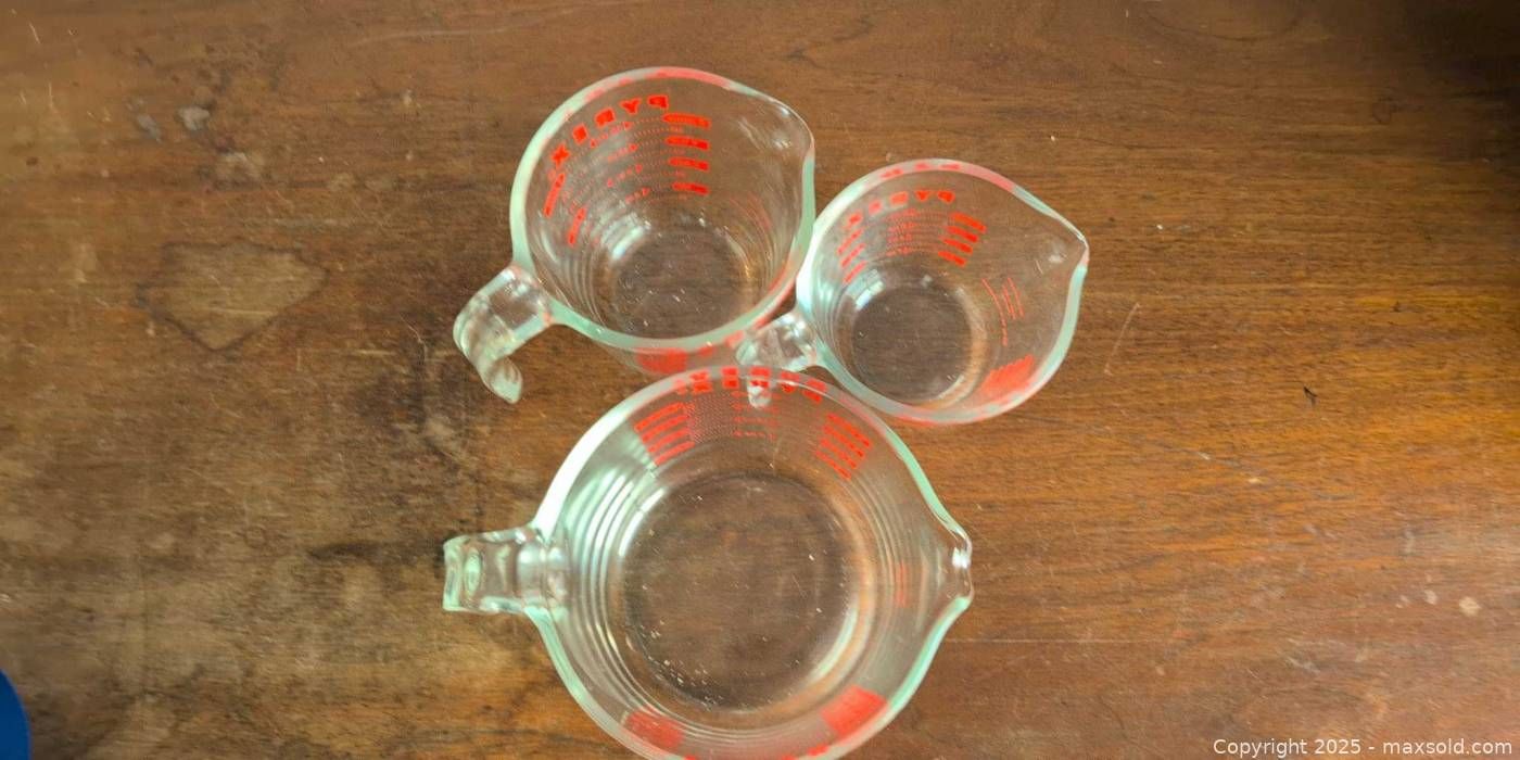 Vintage Pyrex glass measuring cups set of 3 | Maxsold