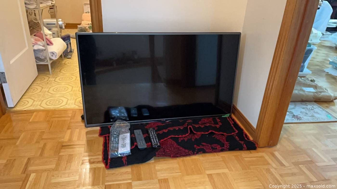 LG 42LB5558-UY 42" 1080p LED TV with wall-mount | Maxsold