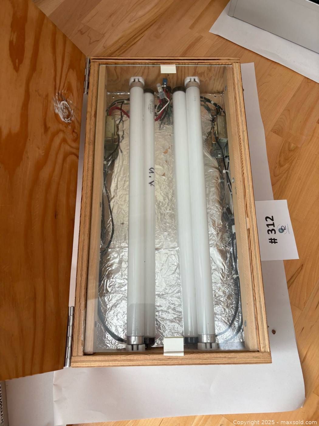 Homemade fluorescent light table | Maxsold