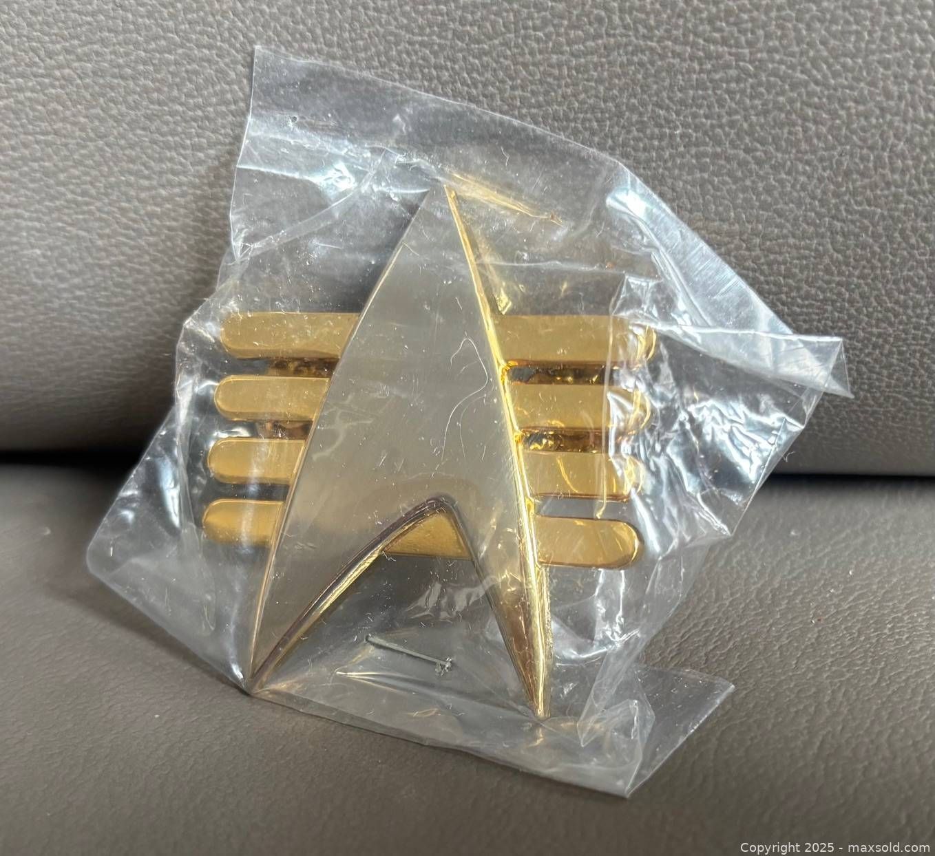 Five sealed Star Trek metal badges | Maxsold