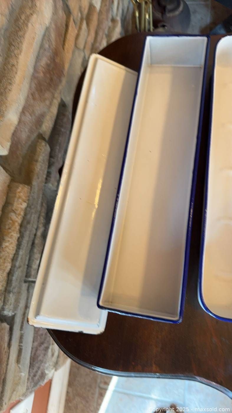 Enamel-Coated Metal Loaf Pans With Lids | Maxsold