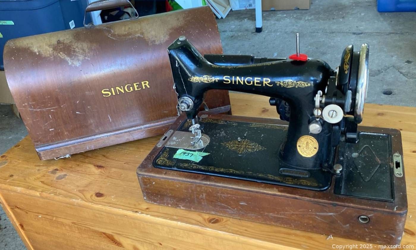 1937 Singer sewing machine with bentwood case | Maxsold