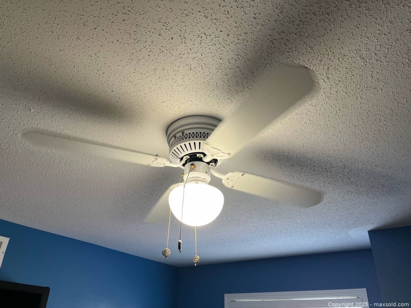 42" reversible 4-blade ceiling fan with light | Maxsold