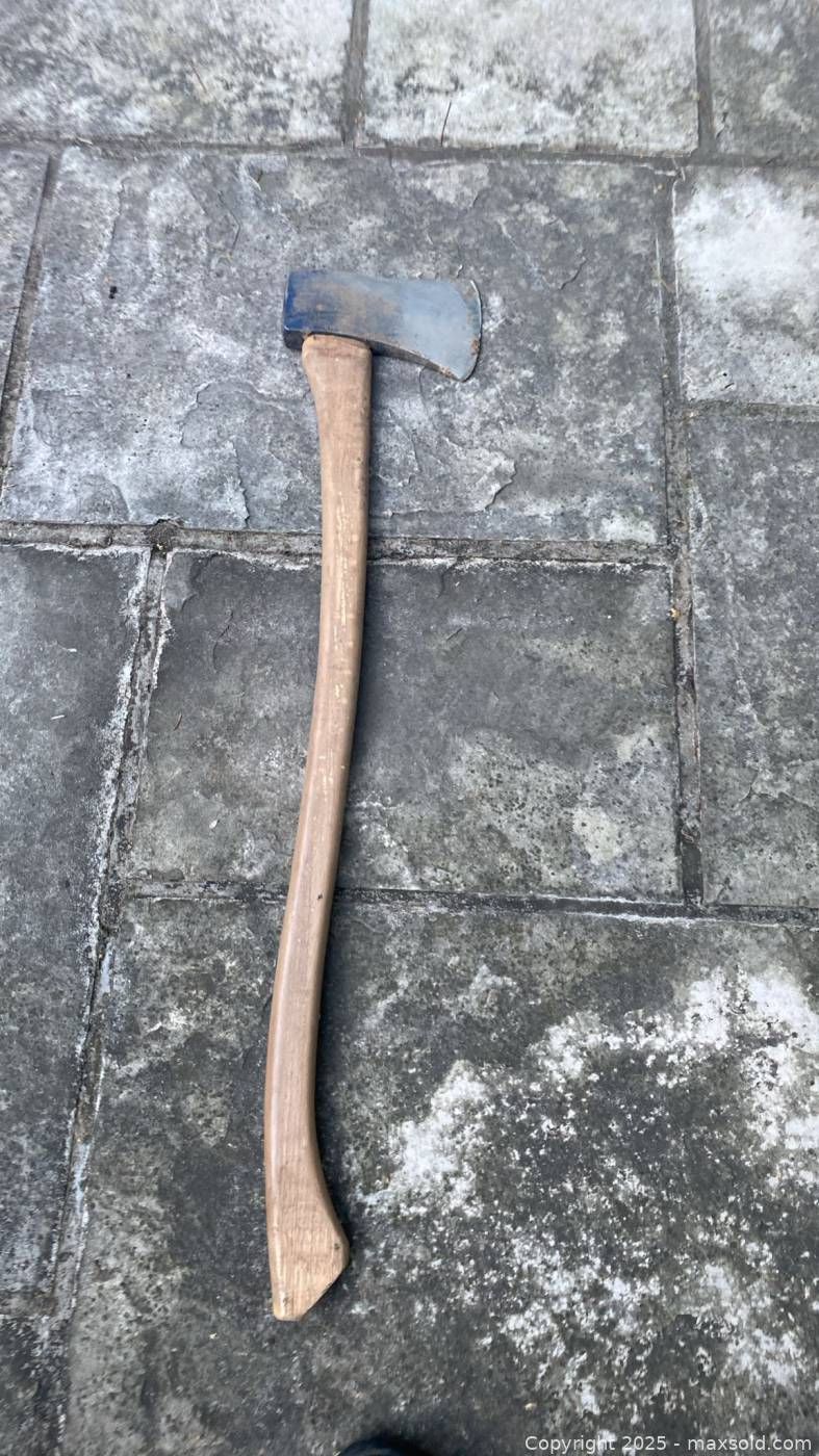Single-Bit Hand Axe 28–30 In | Maxsold