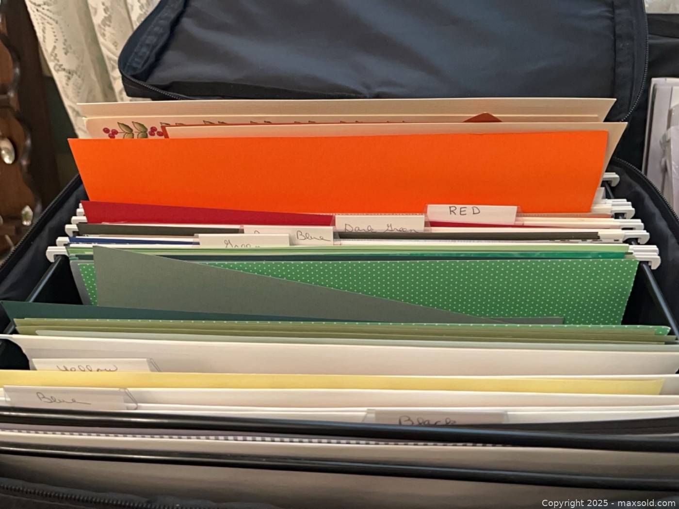 Scrapbooking album, templates, Sizzix dies, carry totes | Maxsold