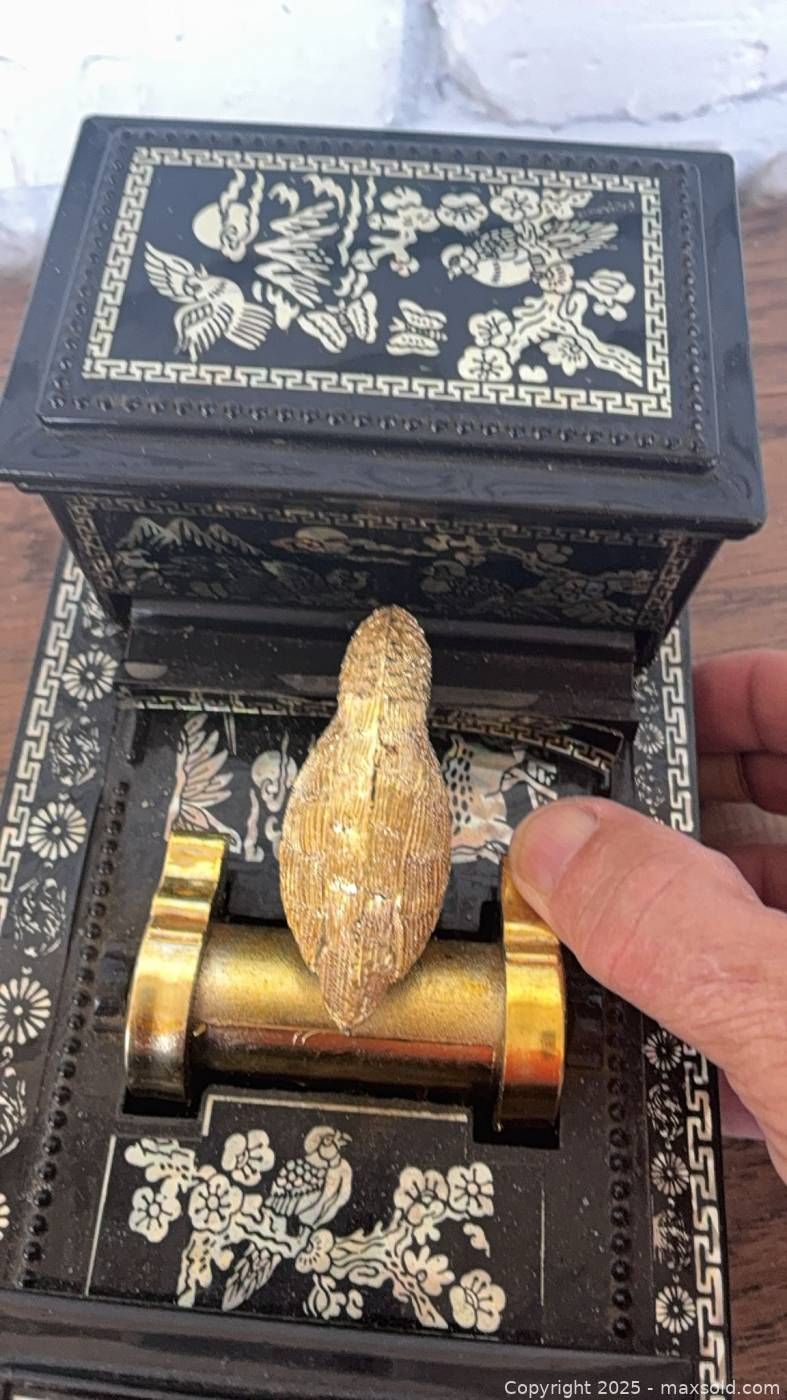 Oriental mechanical cigarette dispenser with bird grabber | Maxsold
