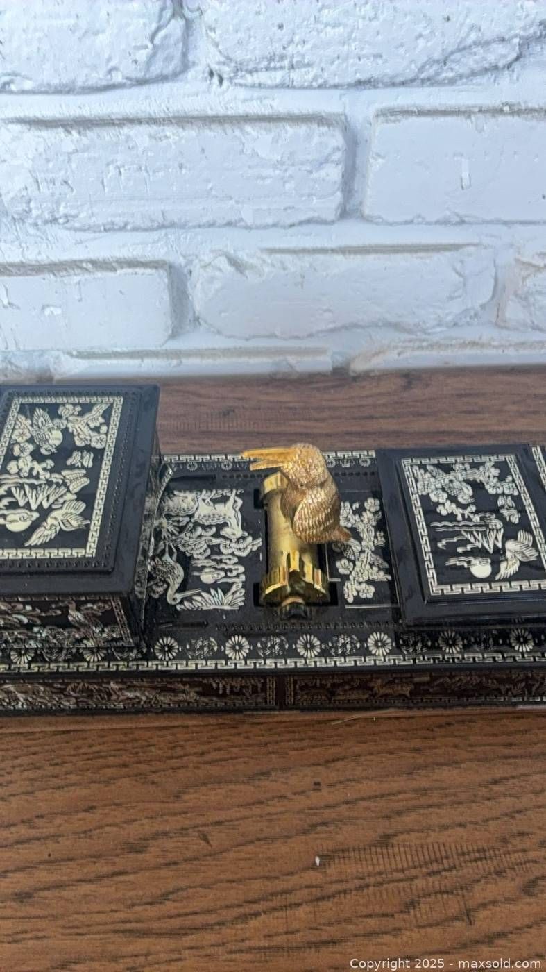 Oriental mechanical cigarette dispenser with bird grabber | Maxsold