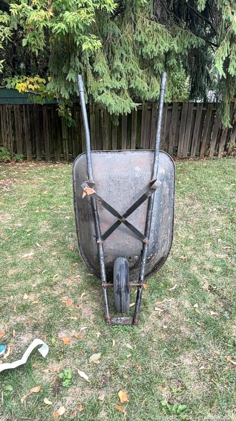 Aluminum 5-ft step ladder and metal wheelbarrow | Maxsold