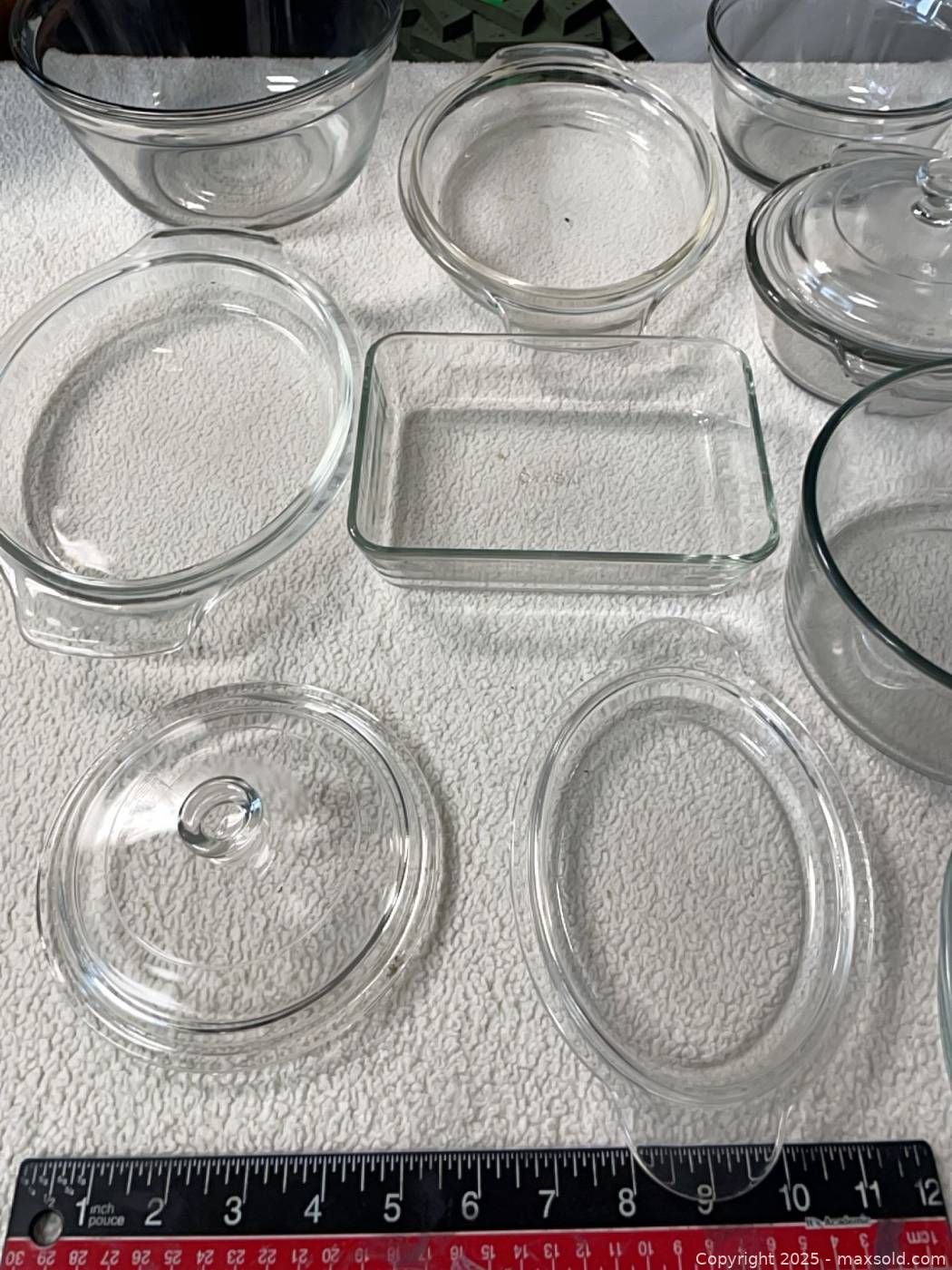 Pyrex glass bakeware and mixing bowls | Maxsold
