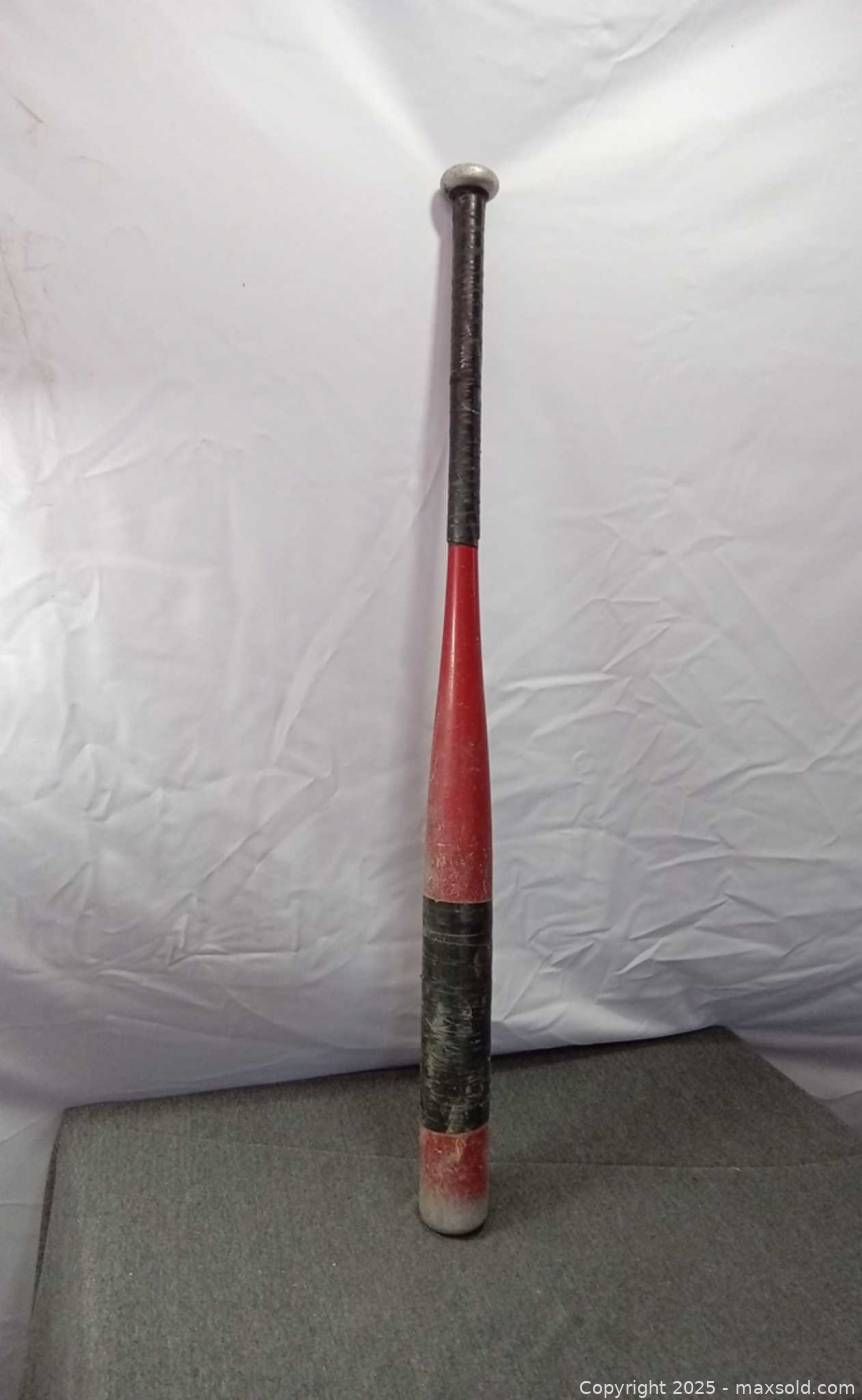 Red and black aluminum baseball bat | Maxsold