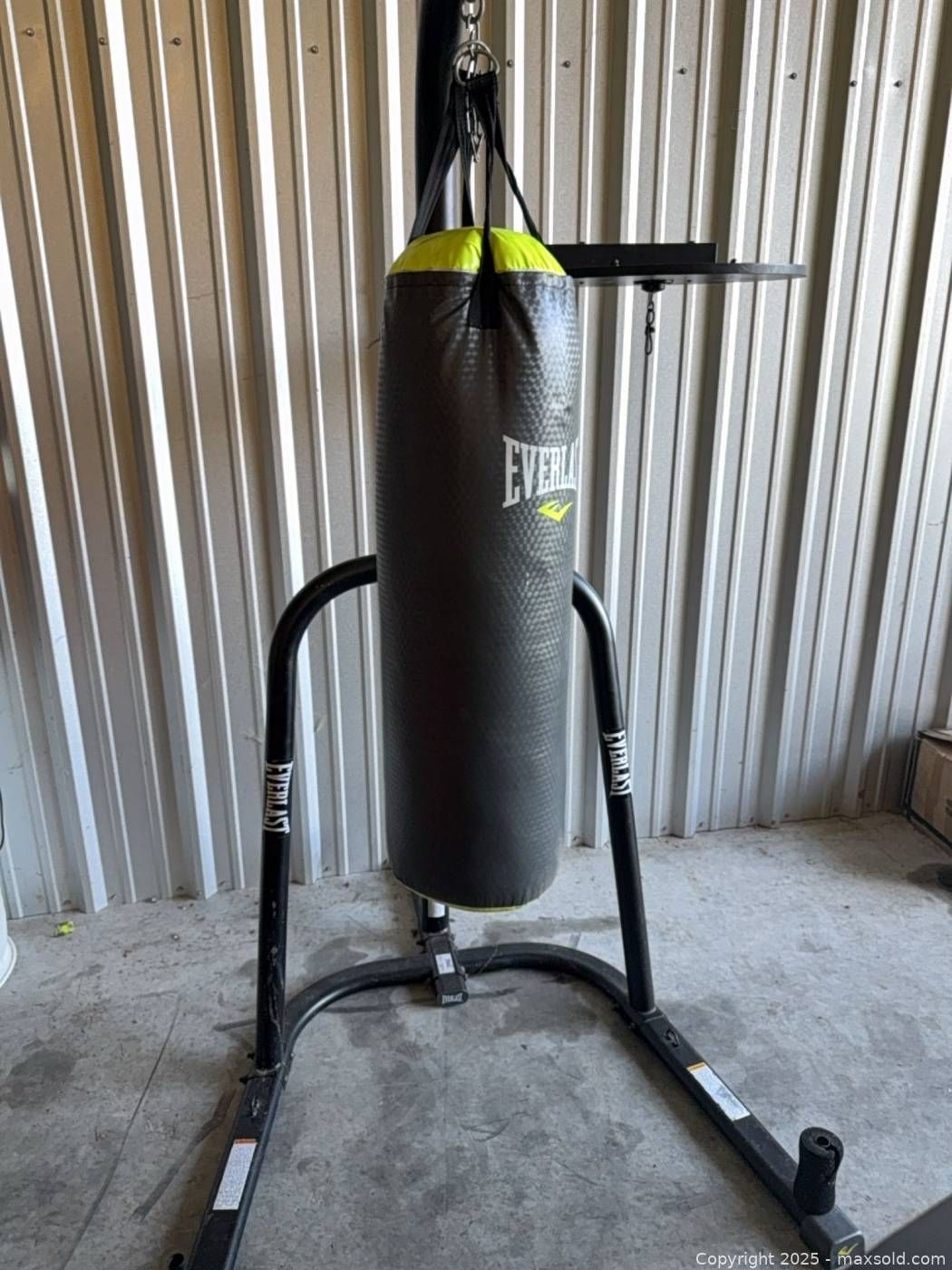 Everlast hanging heavy bag with stand | Maxsold