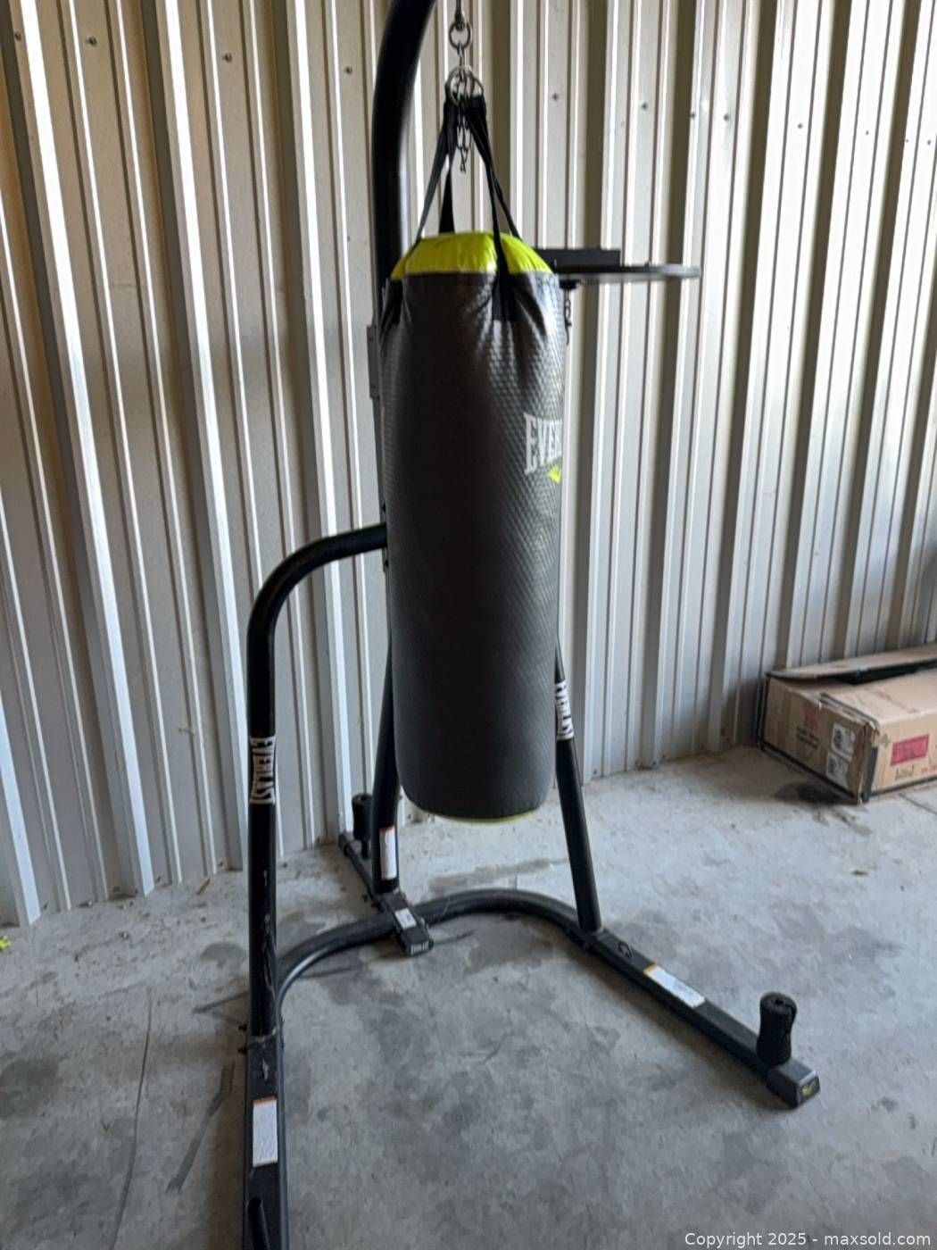 Everlast hanging heavy bag with stand | Maxsold