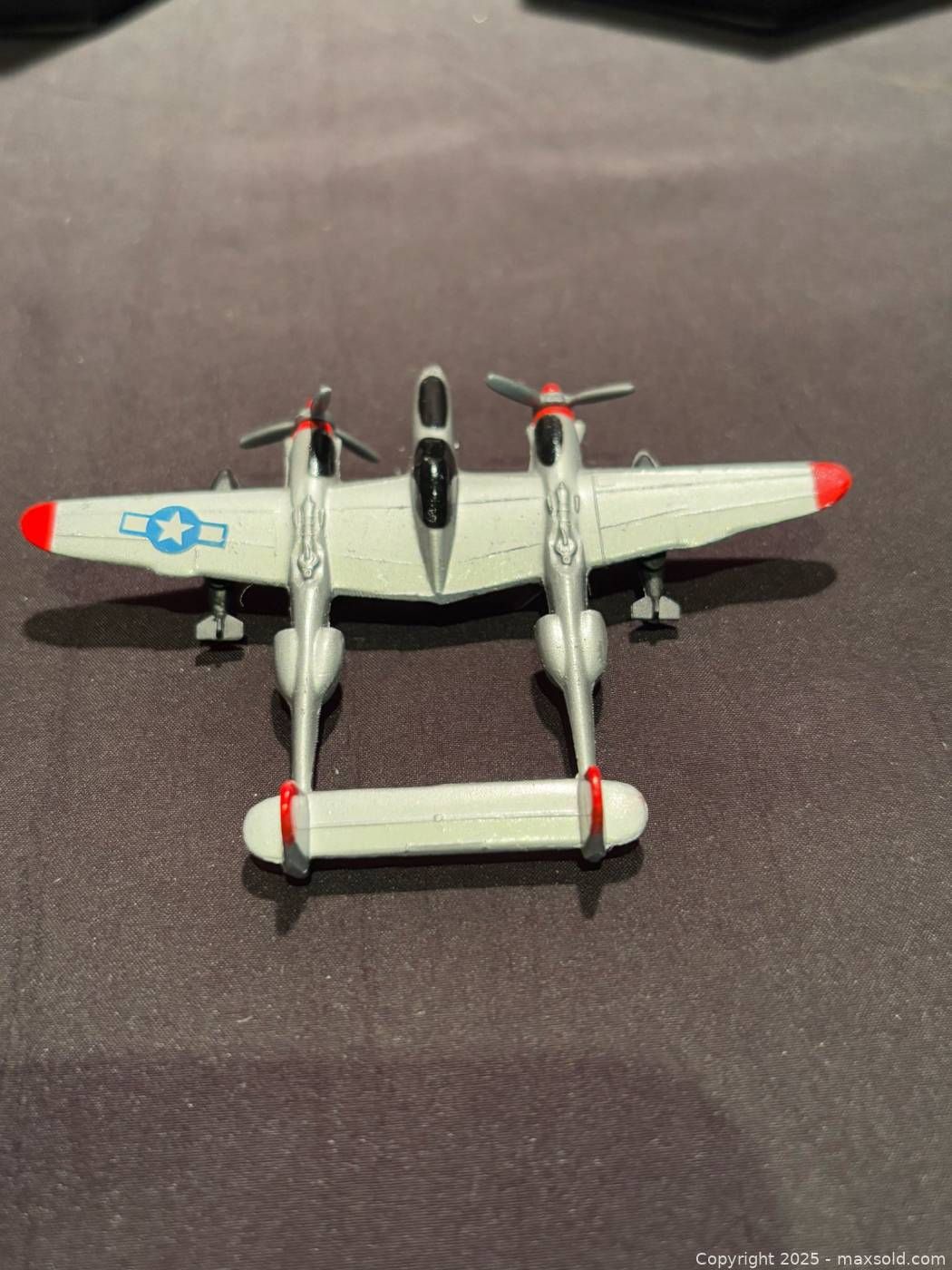 Five die-cast WWII fighter plane models | Maxsold