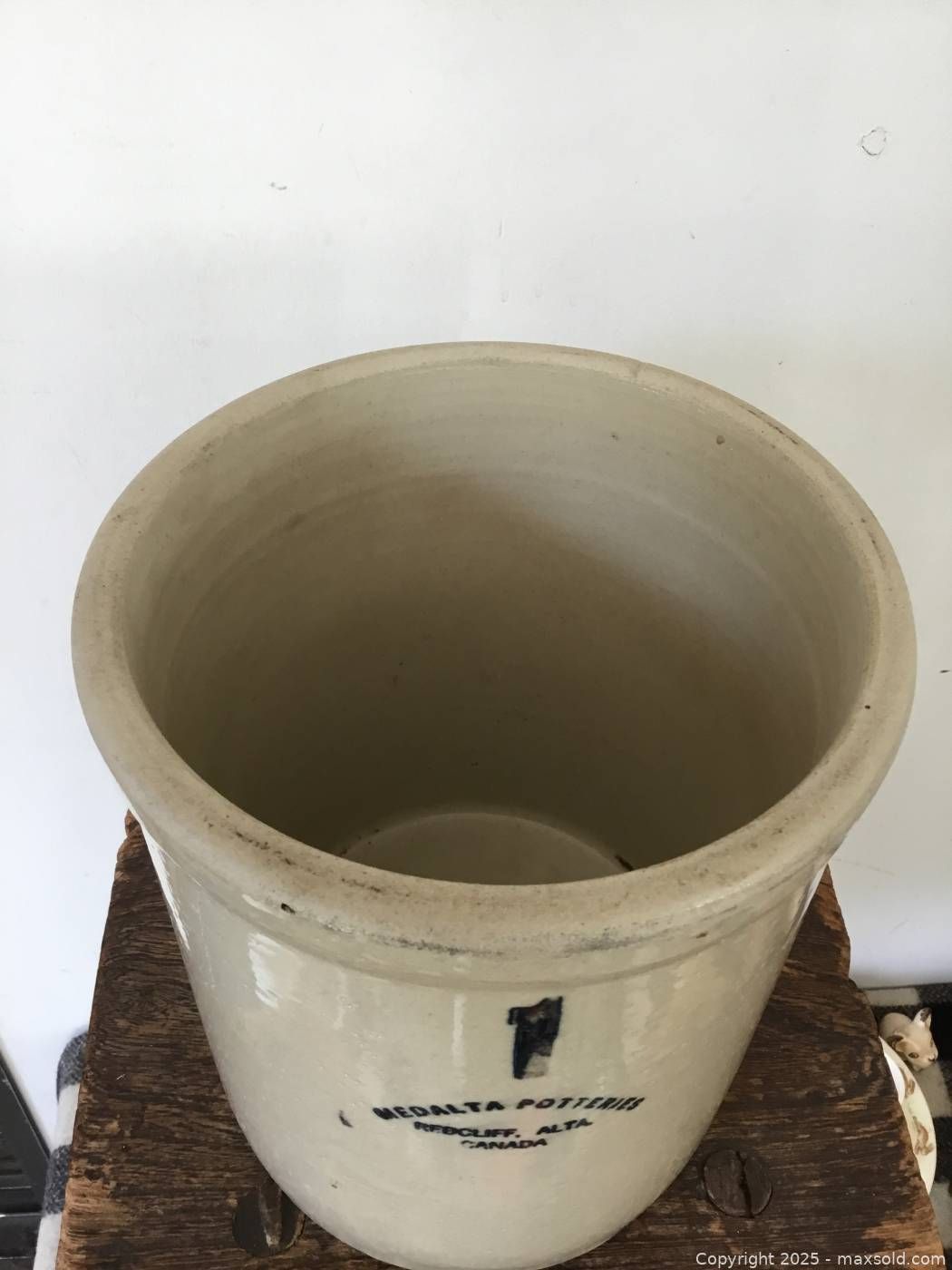 Medalta Potteries 1 gallon stoneware crock | Maxsold