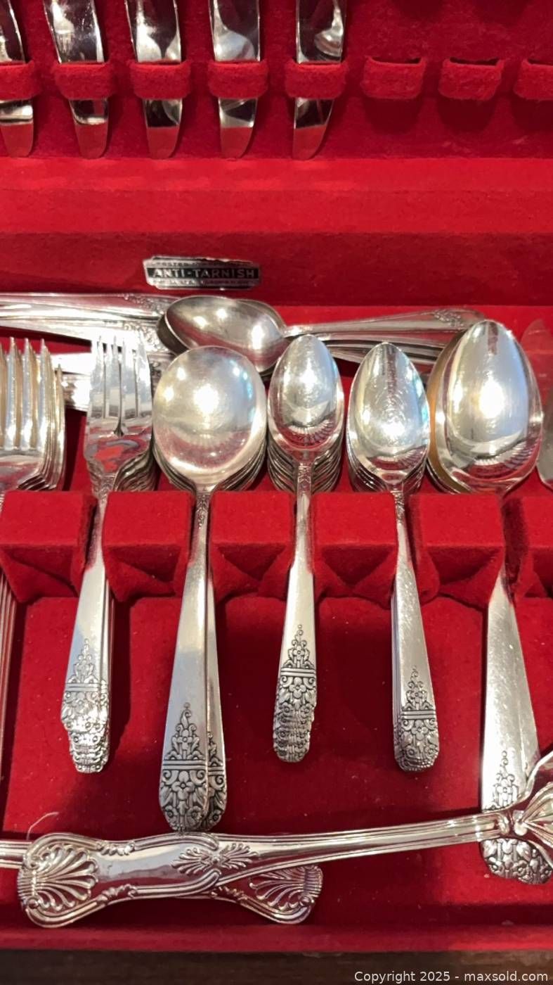 Oneida Community silverplate flatware set | Maxsold