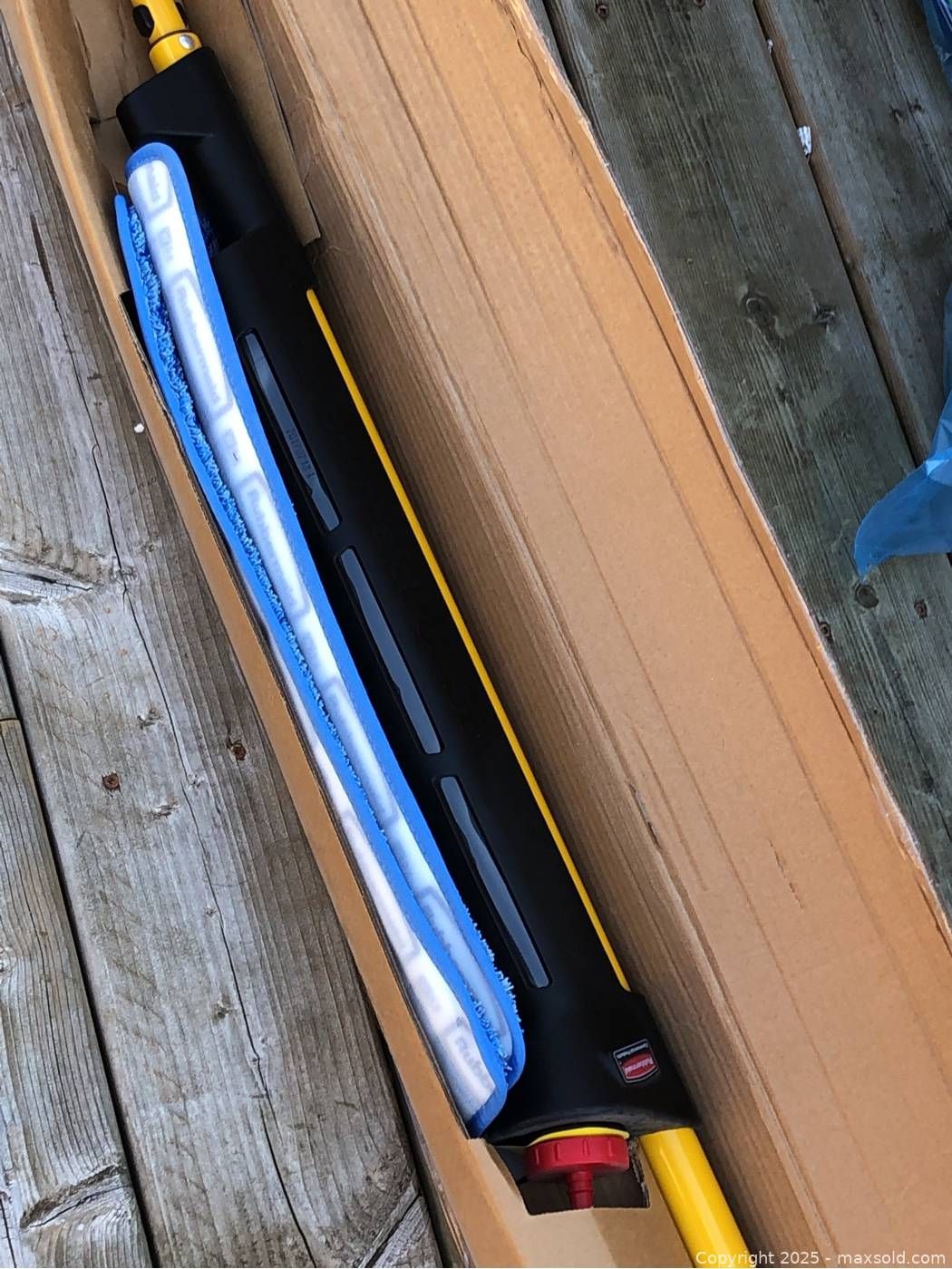 Rubbermaid Pulse Microfiber Floor Cleaning Kit | Maxsold