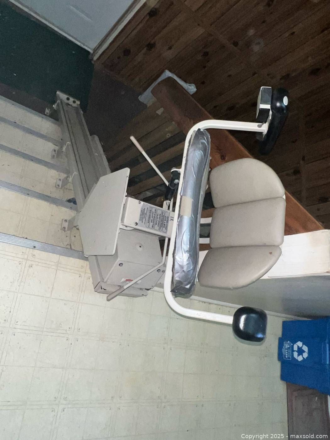 Bruno SRE-2700 motorized stair lift | Maxsold