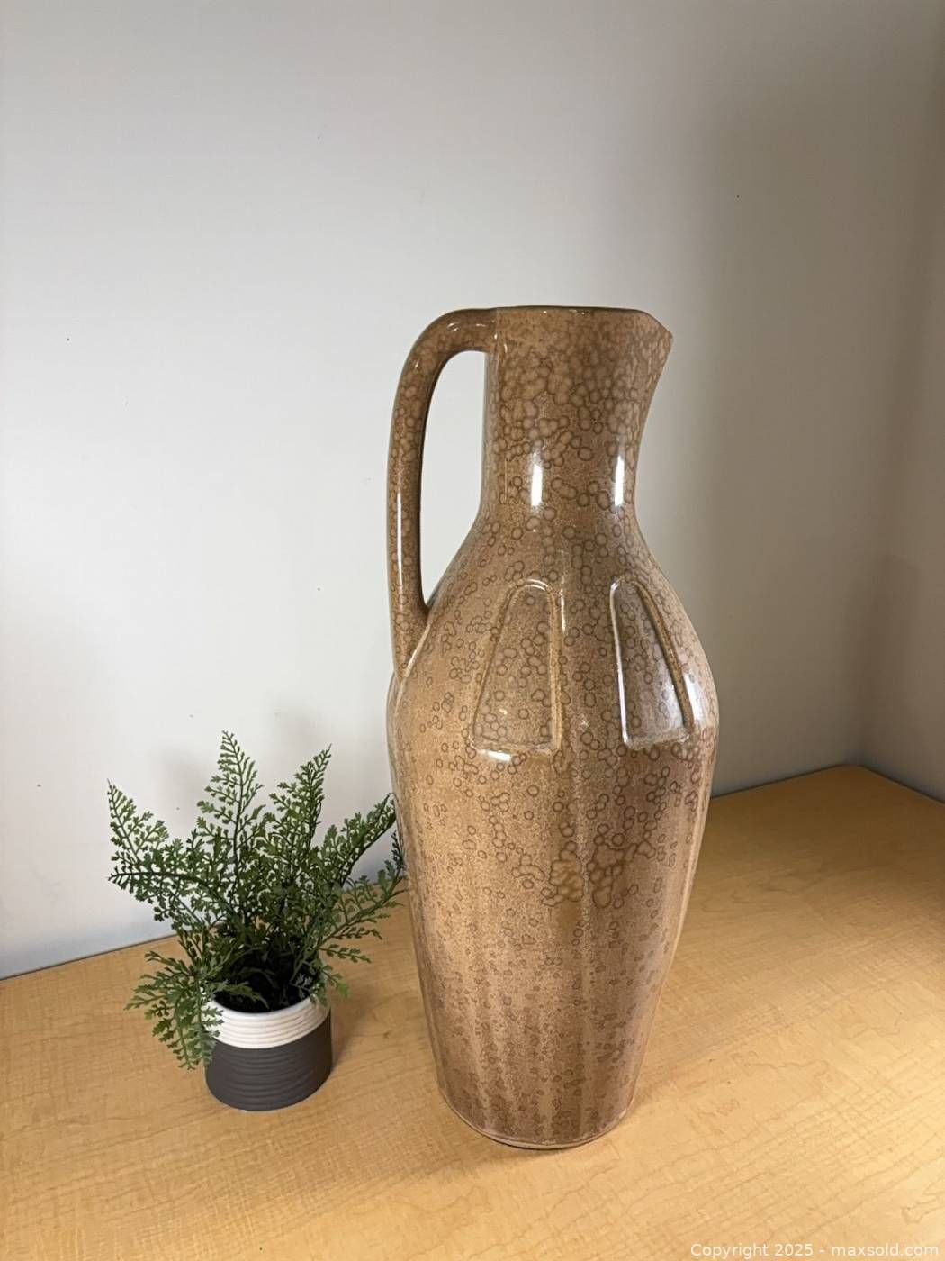 Large beige mottled ceramic ewer vase 24" | Maxsold