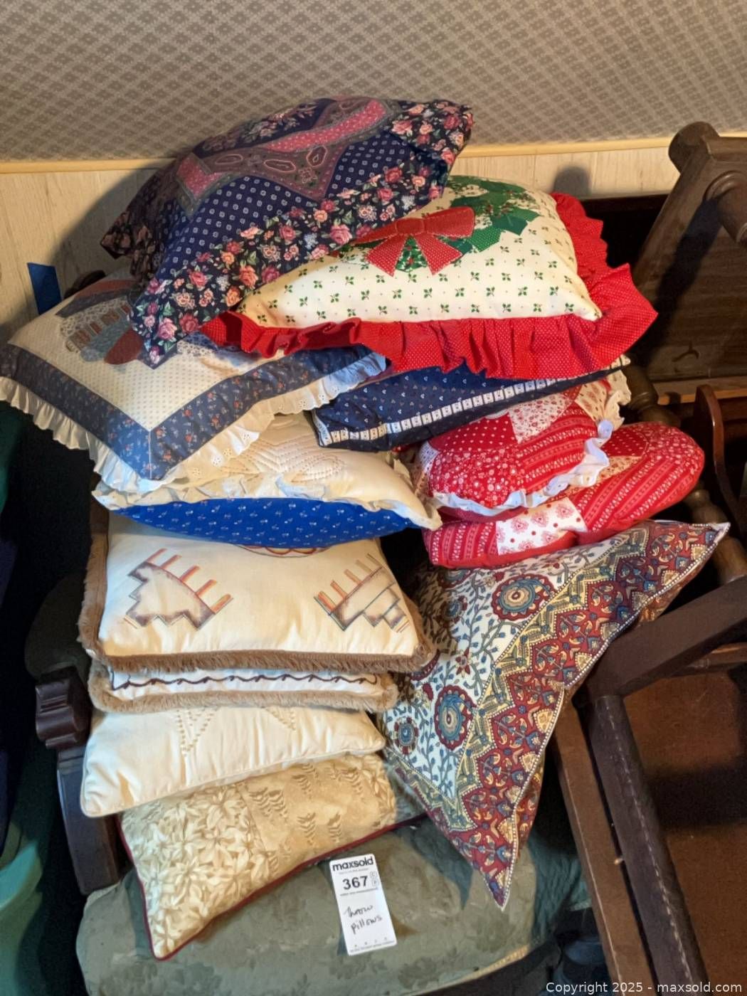 Assorted Decorative Throw Pillows, 12 pcs | Maxsold